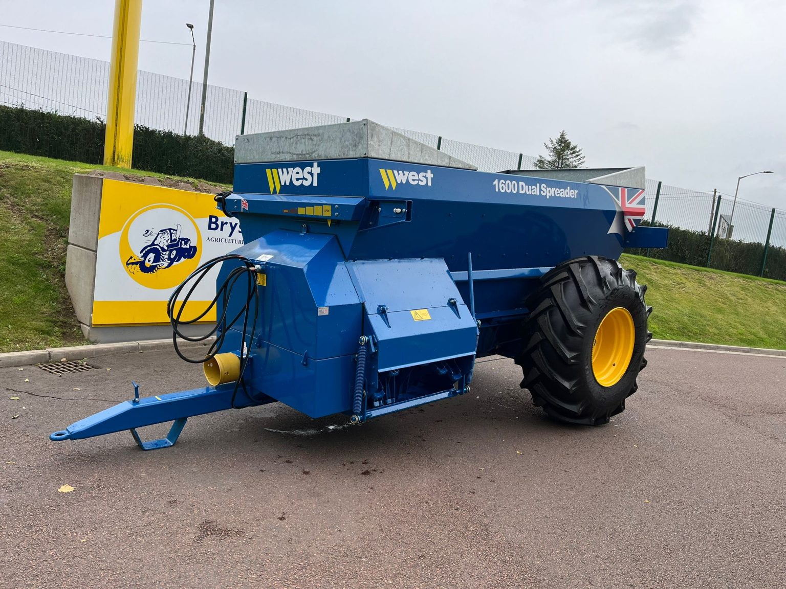 Harry West – MUCK SPREADER – 1600 Dual – Bryson Tractors Ltd