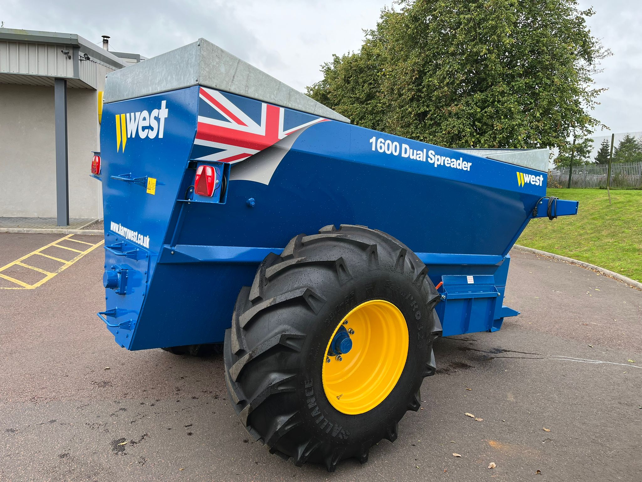 Harry West – MUCK SPREADER – 1600 Dual – Bryson Tractors Ltd
